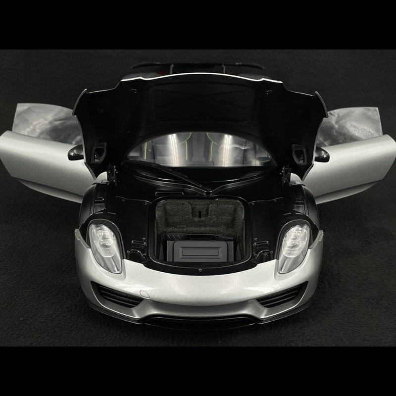 Porsche 918 Spyder Pack Weissach 2013 Argent GT 1/12 Autoart 12123