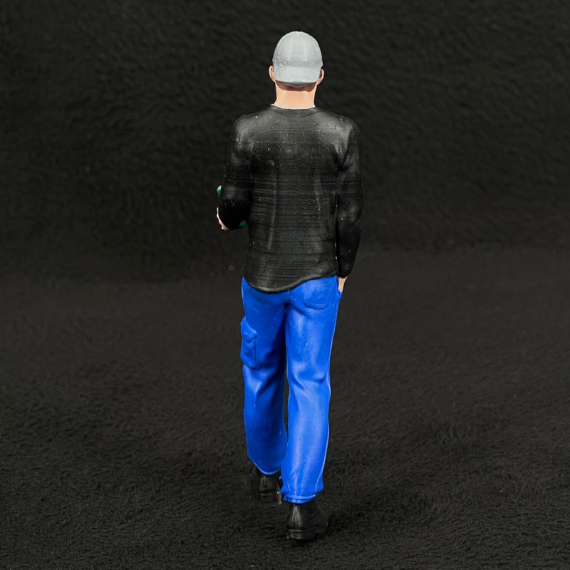 Figurine mechanic on drink break Diorama 1/18 Premium 18002