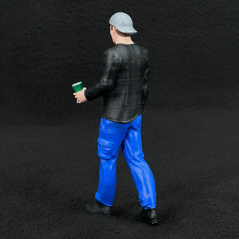 Figurine mechanic on drink break Diorama 1/18 Premium 18002