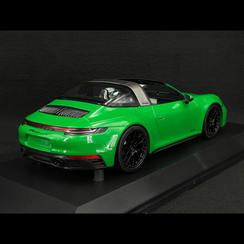 Porsche 911 Targa 4 GTS Type 992 2021 Pythongrün 1/18 Minichamps 155061065