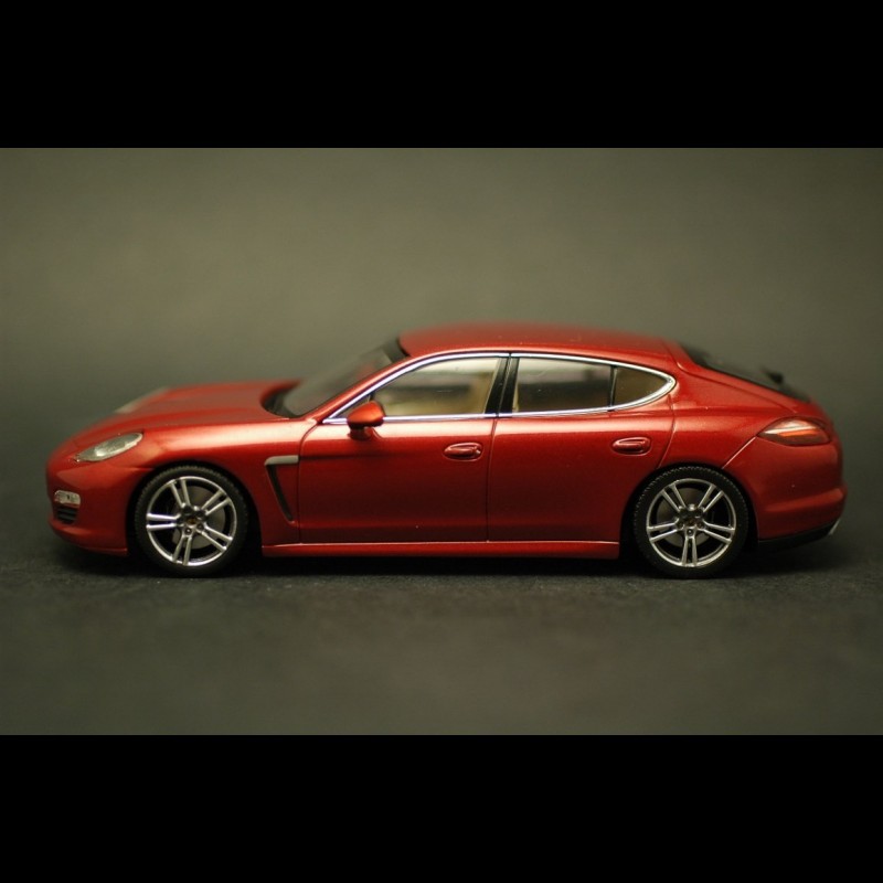 Porsche Panamera rouge rubis métallisé
