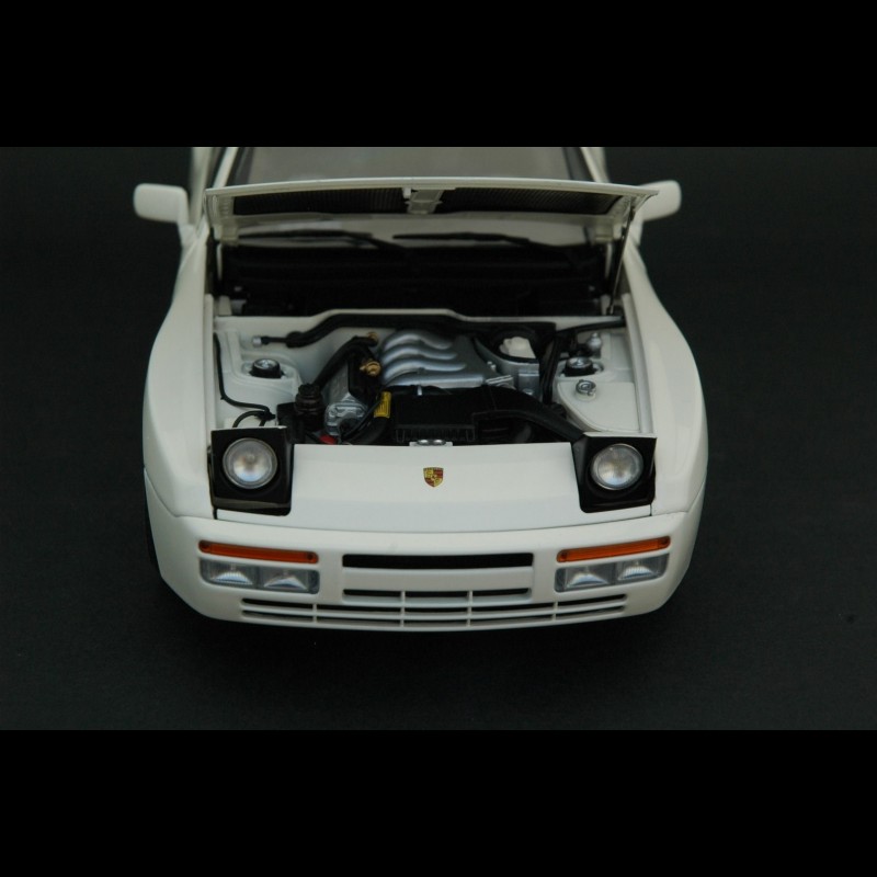 Porsche 944 Turbo white1/18 Autoart 77958
